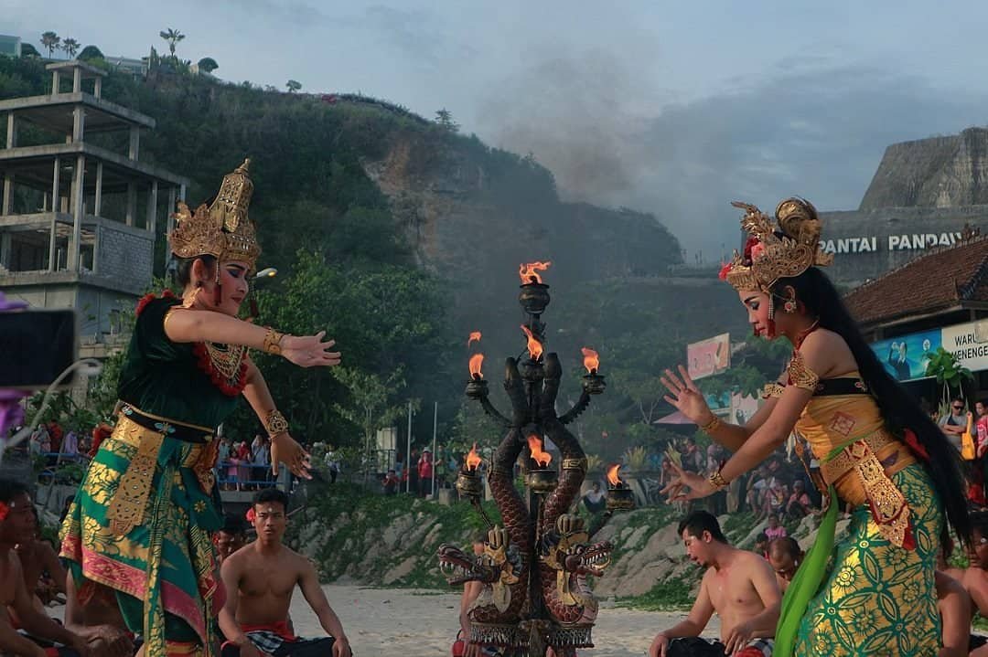 Penasaran Tarian Kecak Berasal Dari Mana? Baca Di sini Sejarah dan Keunikannya!