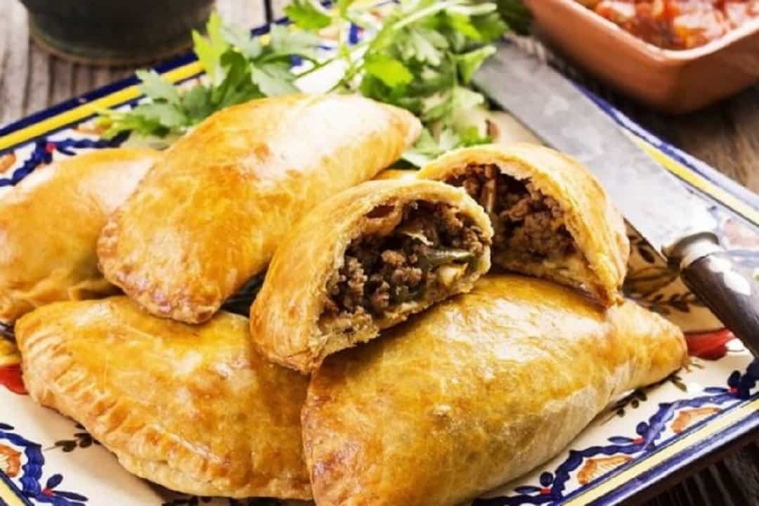 12 Makanan Khas Manado Dari yang Pedas, Gurih Hingga Manis